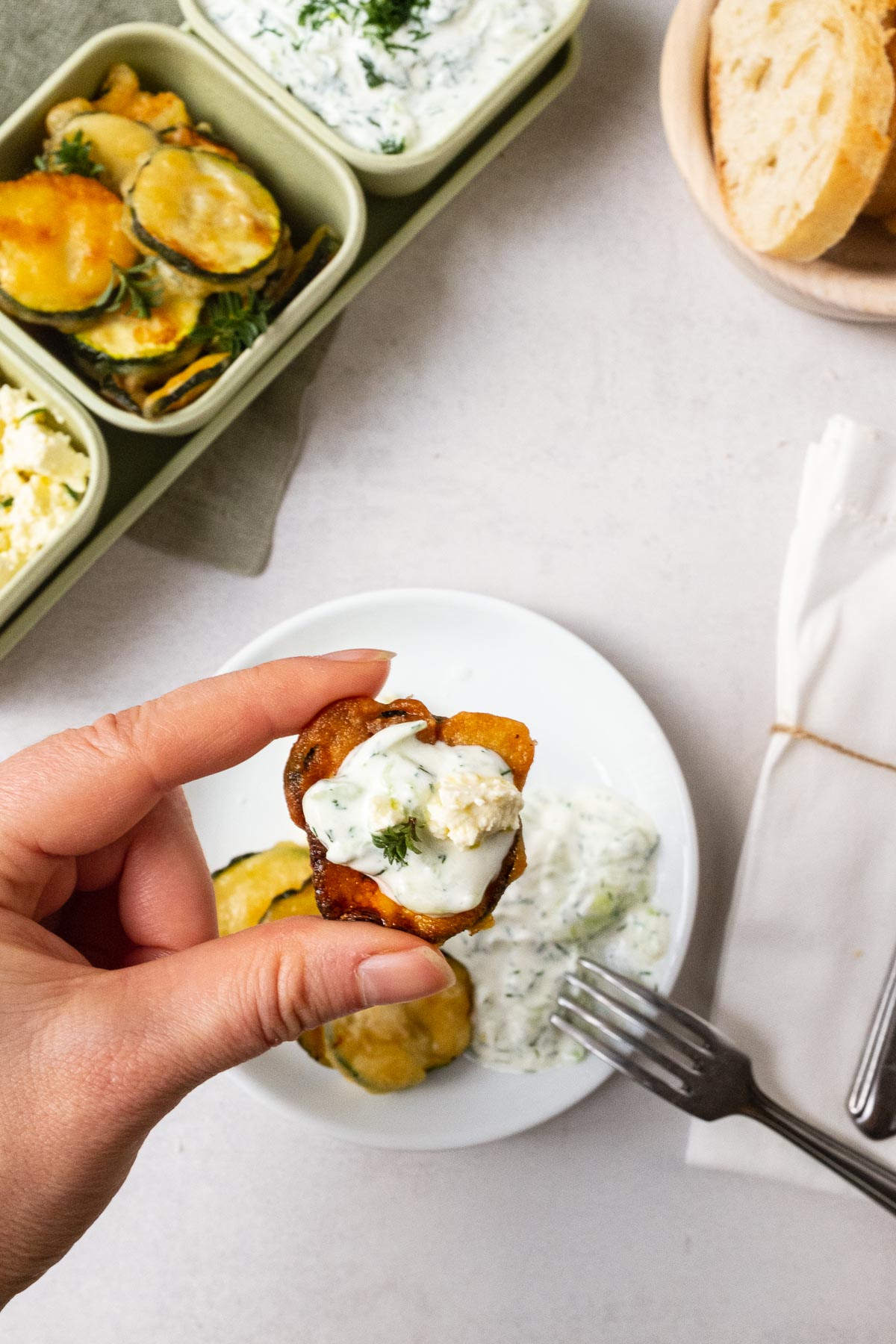 Griechische Vorspeisen: Frittierte Zucchini, Feta-Kräutermix & Tzatziki ...