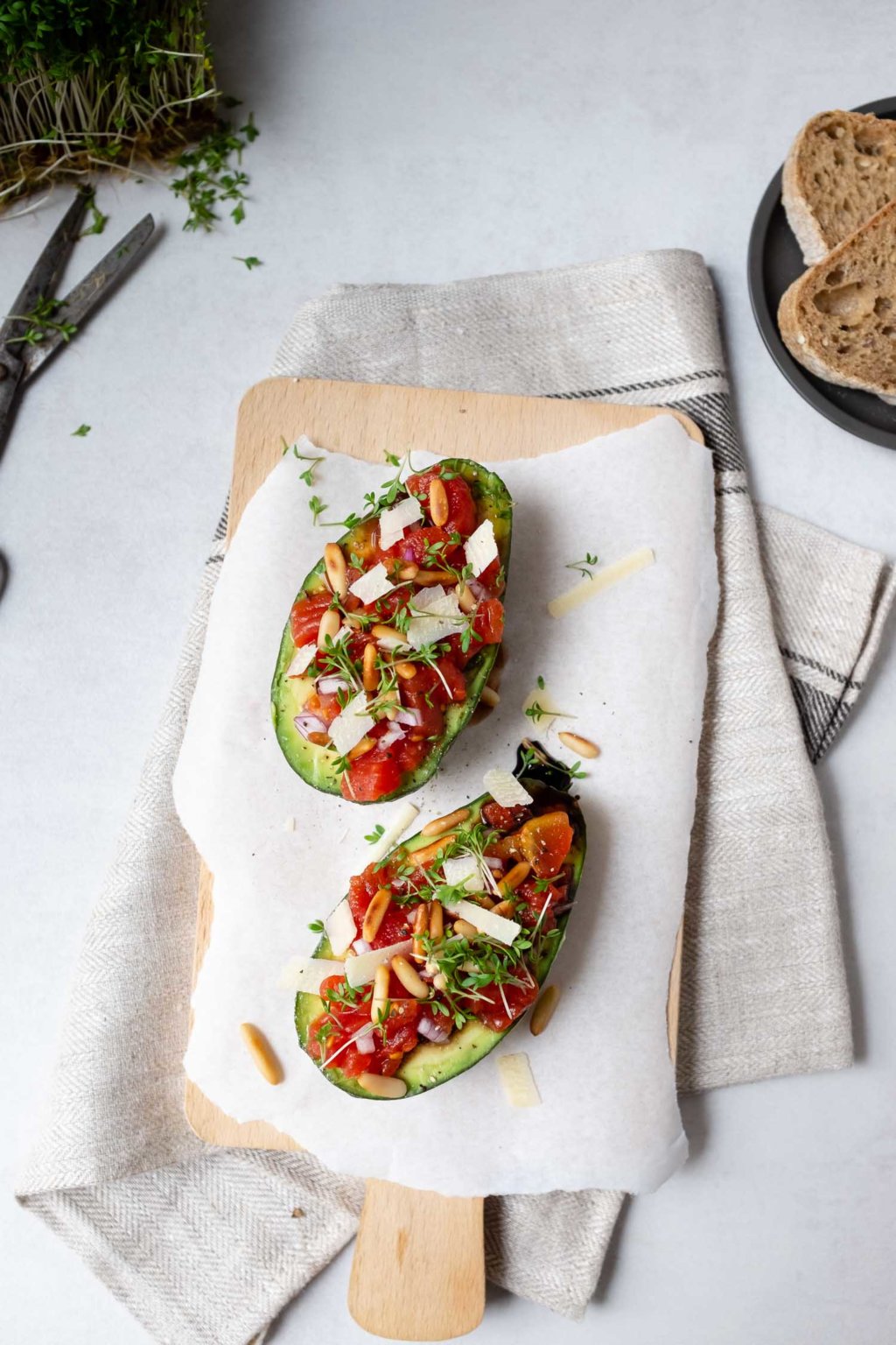 Gefüllte Avocados mit Tomaten & Parmesan - Schnelle & einfache Rezepte