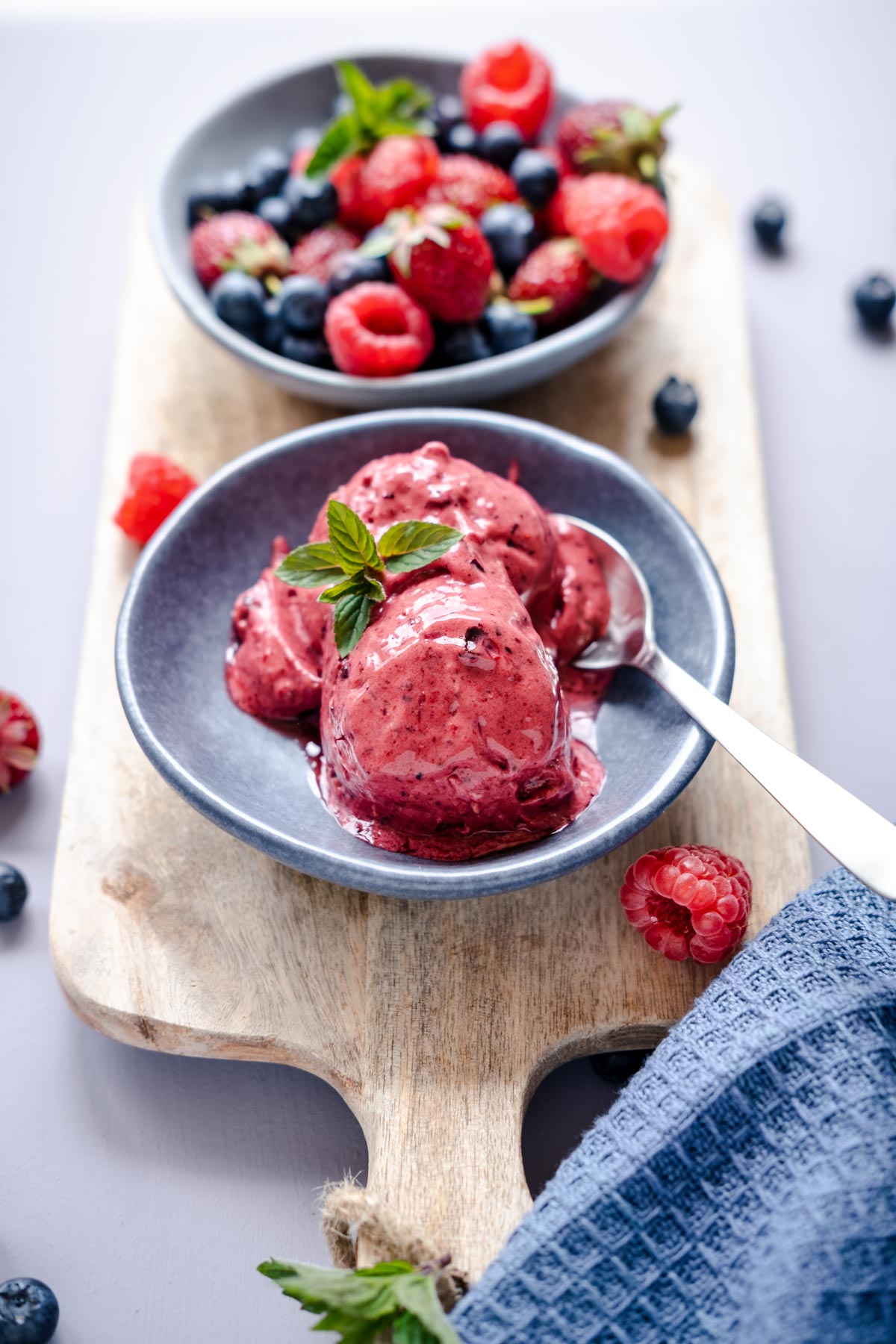 5-Minuten-Joghurteis mit Beeren - Schnelle & einfache Rezepte