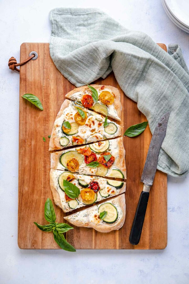 Flatbread mit doppelt gerösteten Tomaten, Zucchini und Ricotta ...